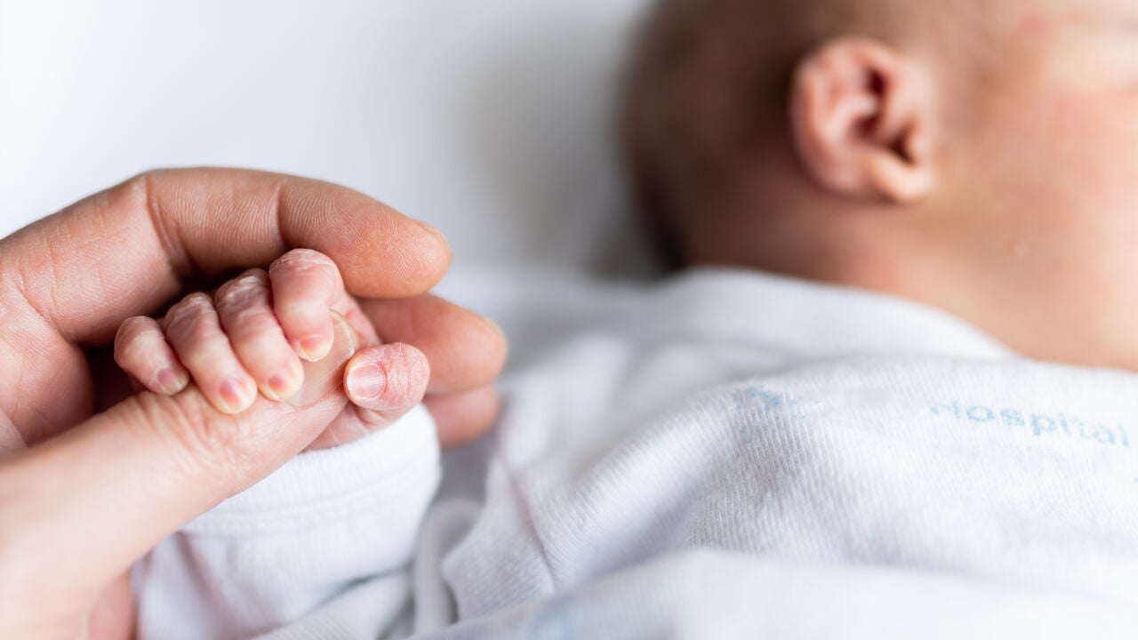 Encuentran un bebé muerto con el cordón umbilical en una planta de ...