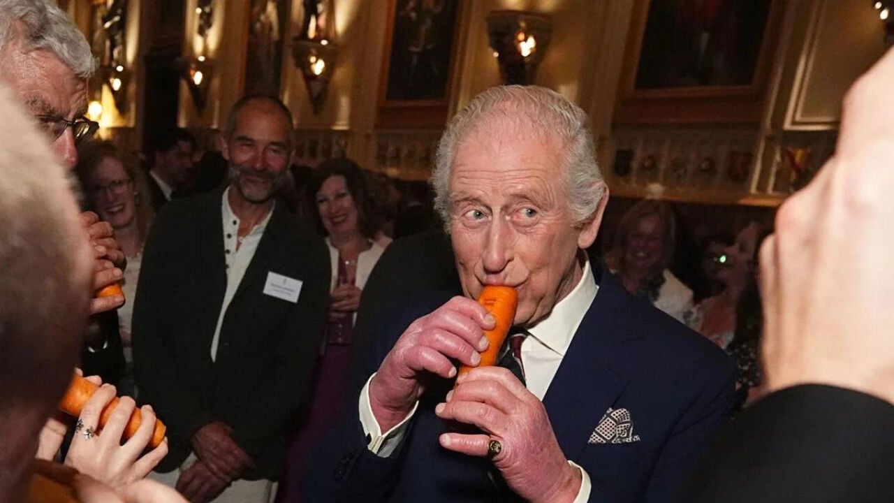 El rey Carlos III toca una flauta de zanahoria ante 350 invitados