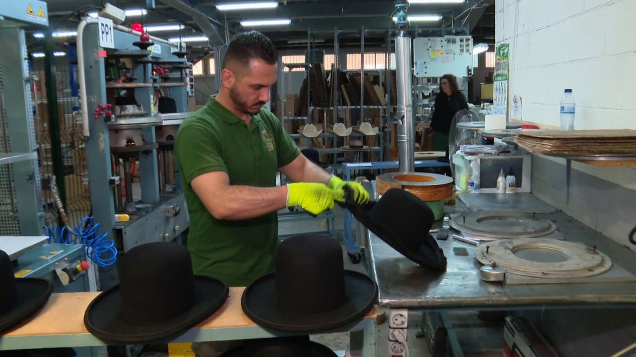 Las fábricas de sombreros de rabino, en vilo por los aranceles de ...