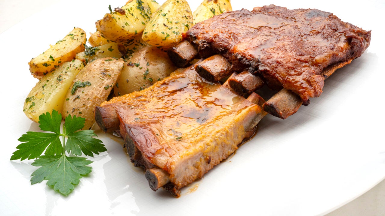 Las claves de Karlos Arguiñano para un churrasco de cerdo perfecto con patatas al ajo y orégano