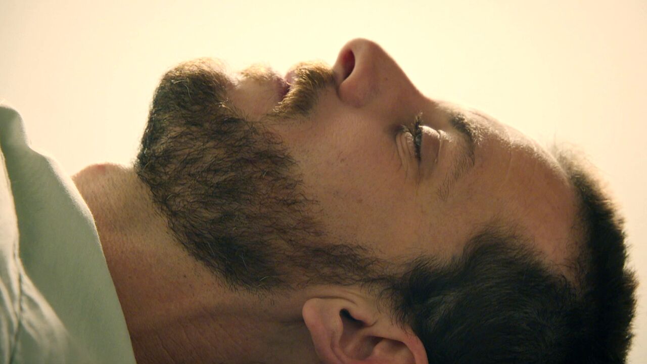 Luis debe ser operado de urgencia y Luz, desesperada, le suplica al doctor Herrera que salve a ...