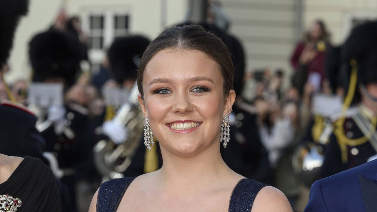 Isabella de Dinamarca celebra su 18 cumpleaños: vestida de azul y con ...