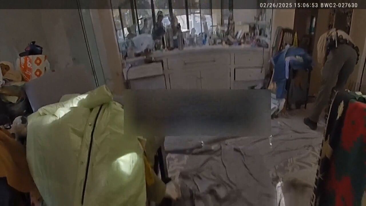 Imágenes inéditas de la casa de Gene Hackman y su mujer: excrementos y ...