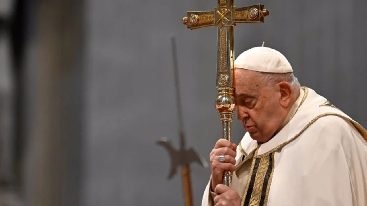 Las últimas horas del Papa Francisco: se levantó y sufrió el ictus una ...