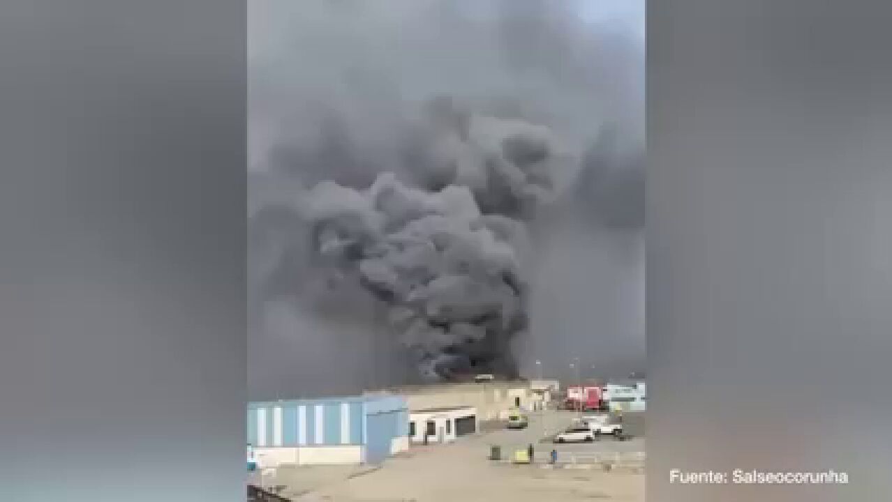 Se desata un incendio de una nave en el Puerto de Sada
