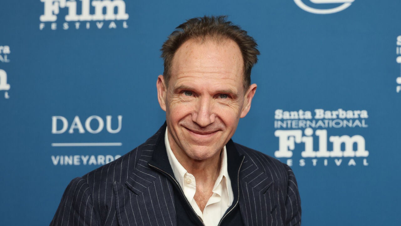 Ralph Fiennes se pronuncia sobre ser el presidente Snow en Los juegos ...