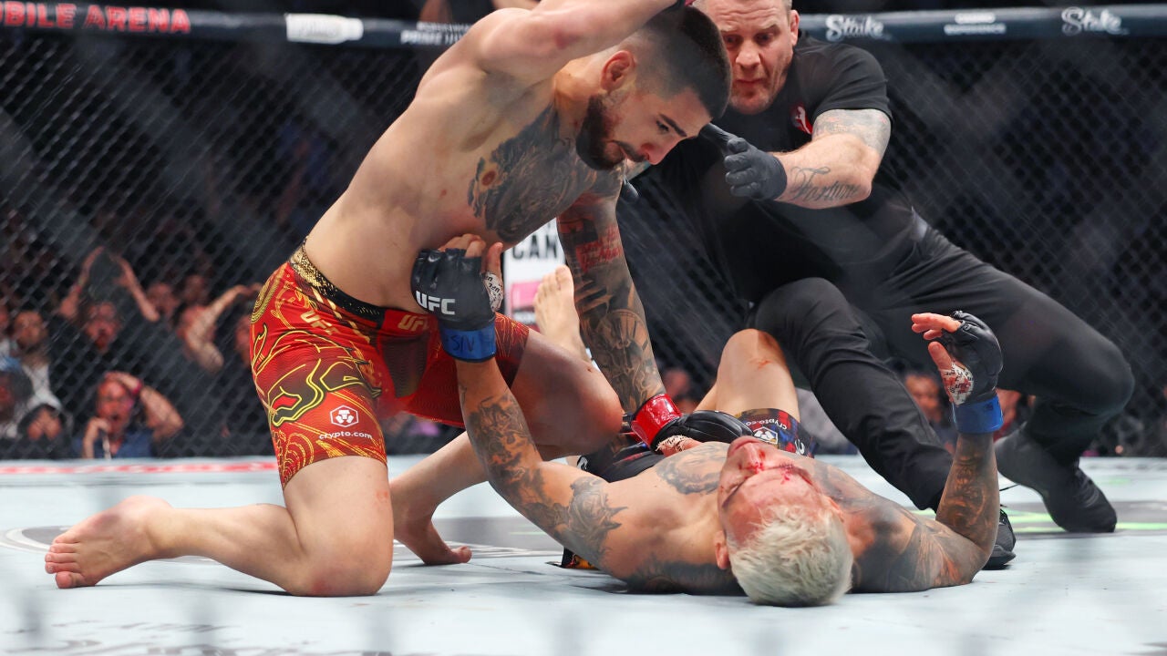 Topuria vence por nocaut a Oliveira y es campeón ligero de la UFC