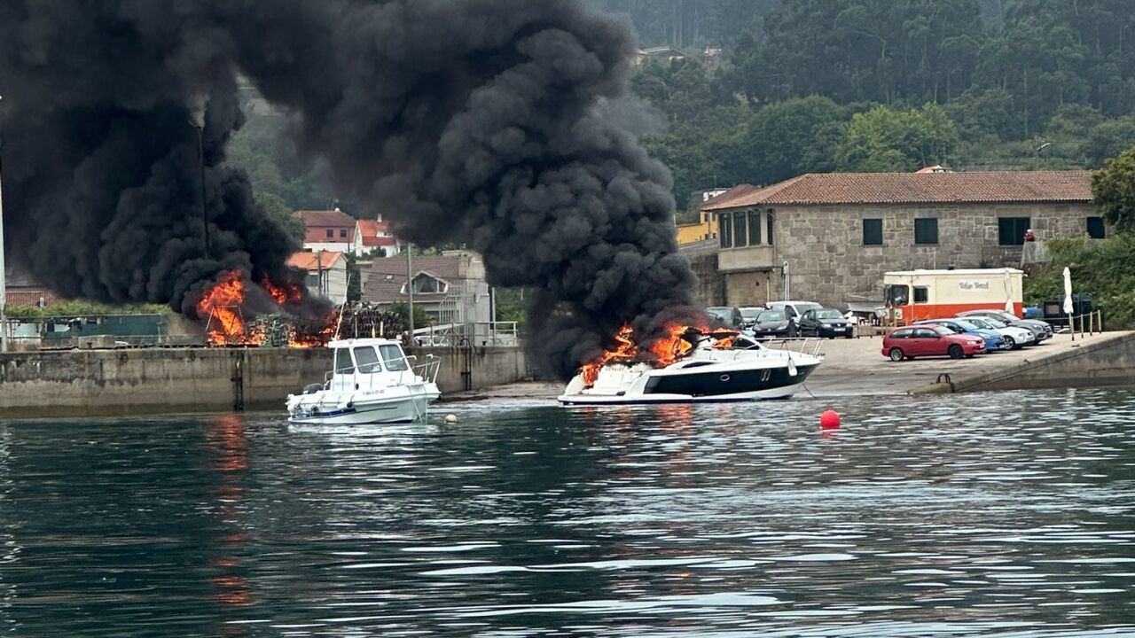 Arde un barco y 500 aparejos para capturar pulpo en el puerto de Cangas, en Pontevedra