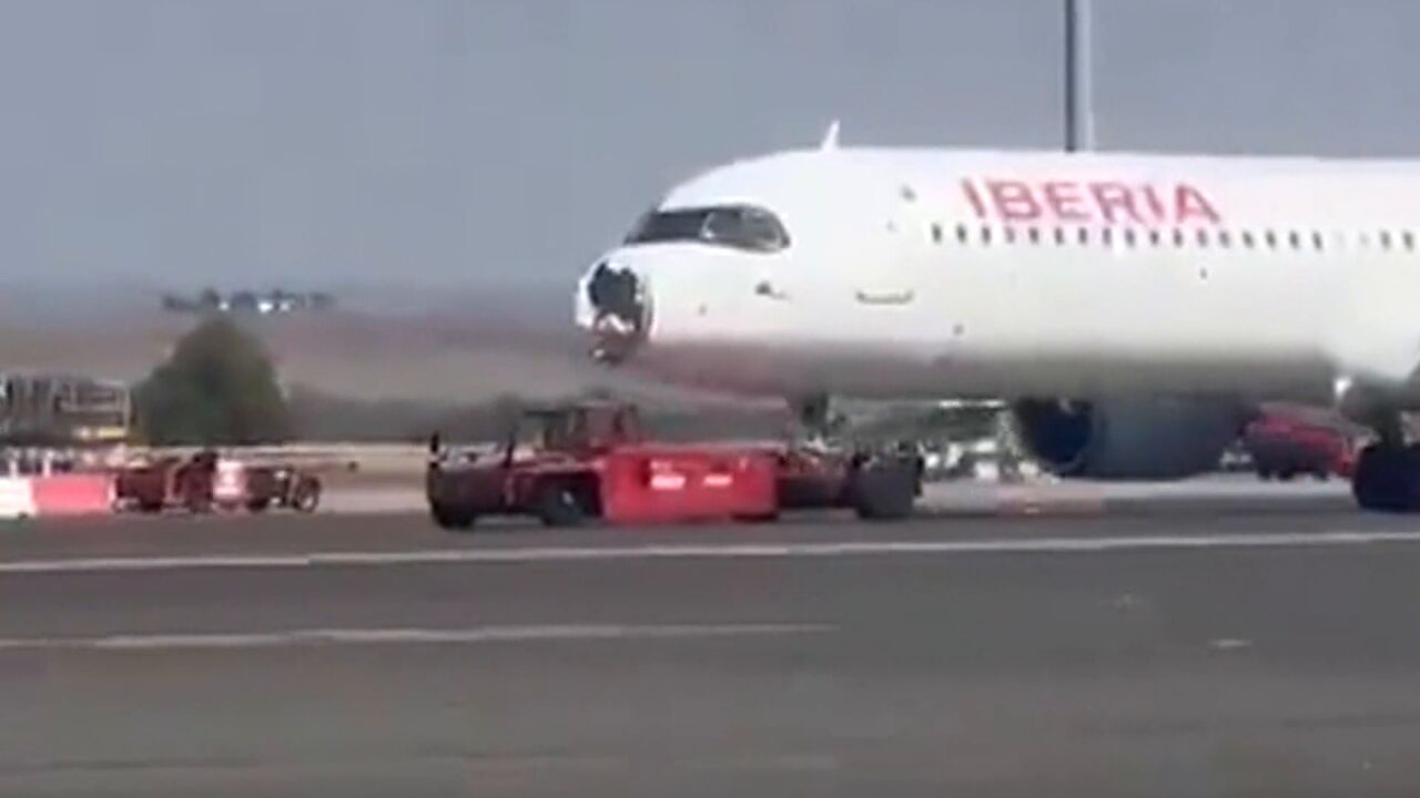 Así quedó el avión Madrid - París, tras aterrizar de emergencia: "La ...