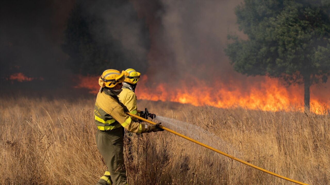 El fuego arrasa en León: 5 grandes incendios activos y más de 1.700 ...