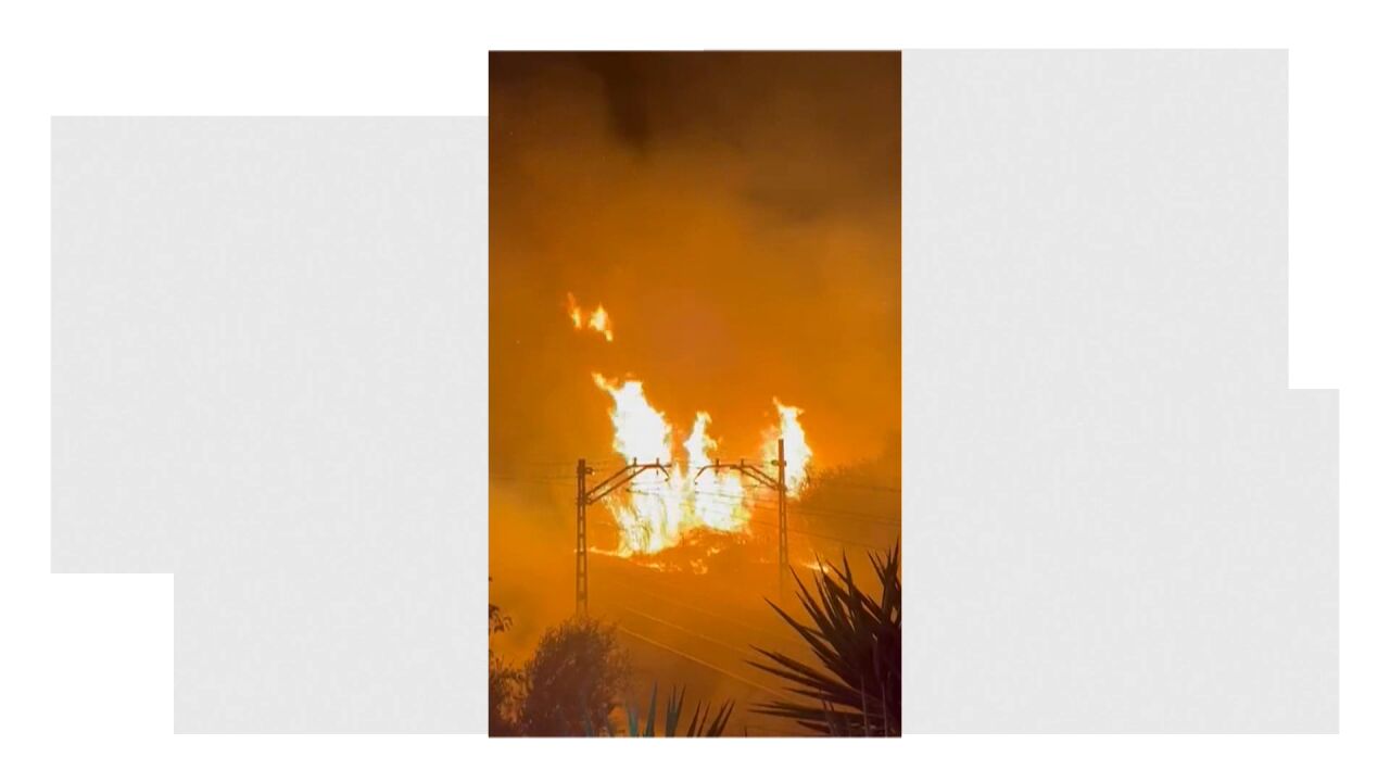 Un pavoroso incendio urbano en Benalmádena obliga al desalojo de varias ...