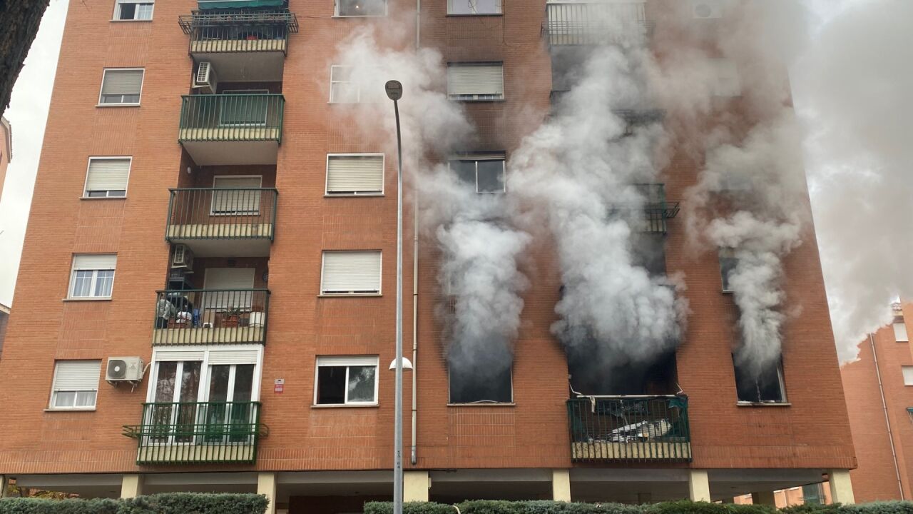 Un grave incendio tras una explosión de gas en un edificio deja varios ...