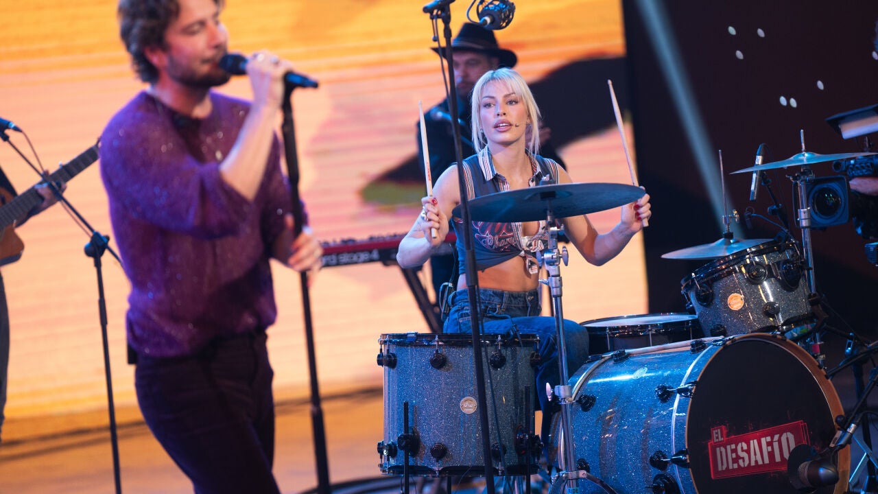 Manuel Carrasco interpreta ‘Pueblo Salvaje’ acompañado de las baquetas ...