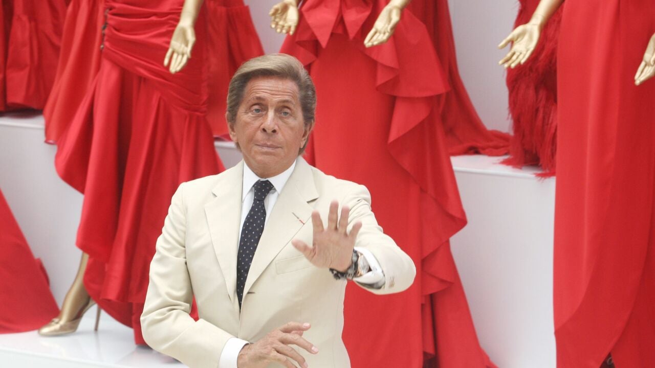 Muere Valentino Garavani a los 93 años: de su icónico rojo a su ...