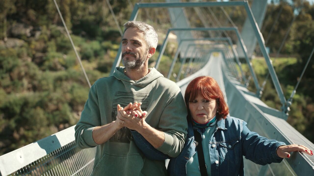 Roberto Leal y Mercedes desafían el vértigo cruzando el puente colgante ...